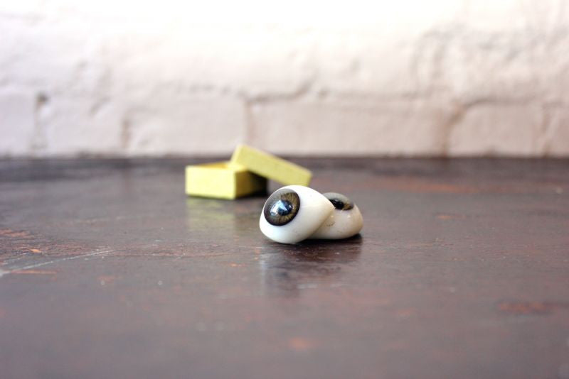A Good Pair of Early 20thC Human Prosthetic Glass Eyes – Doe & Hope
